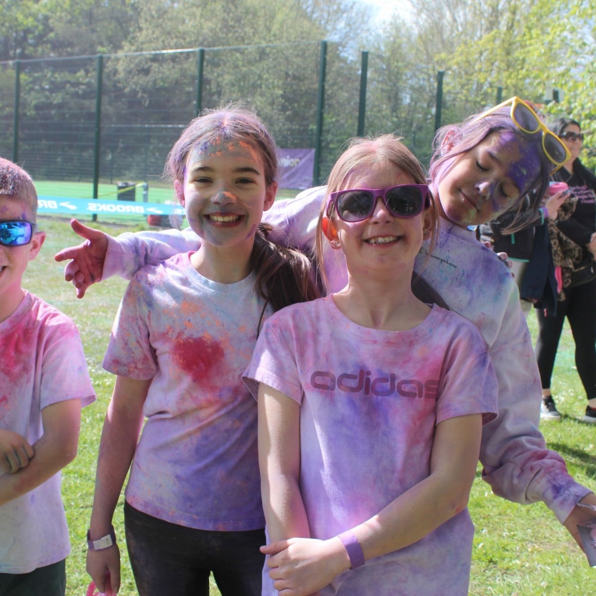 Heatherside Junior School - Fun at our Colour Run!
